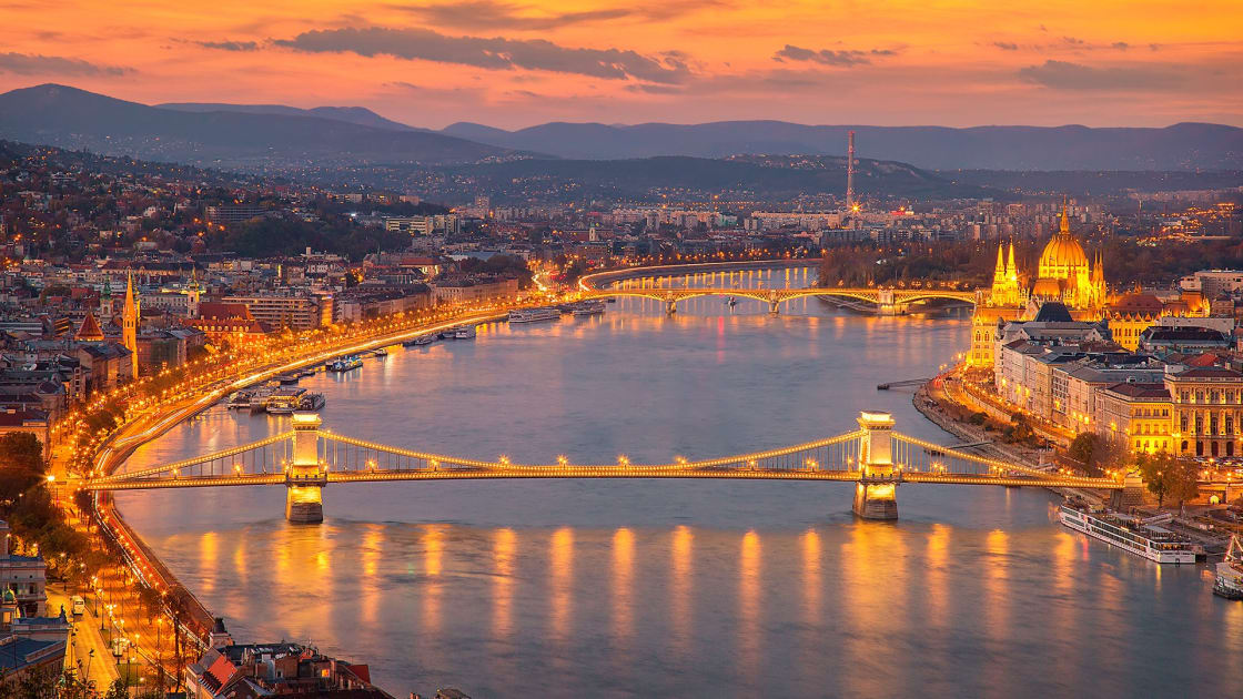 Fallega Budapest í hauslitunum. Flug og gisting í þrjár nætur. Brottför ...